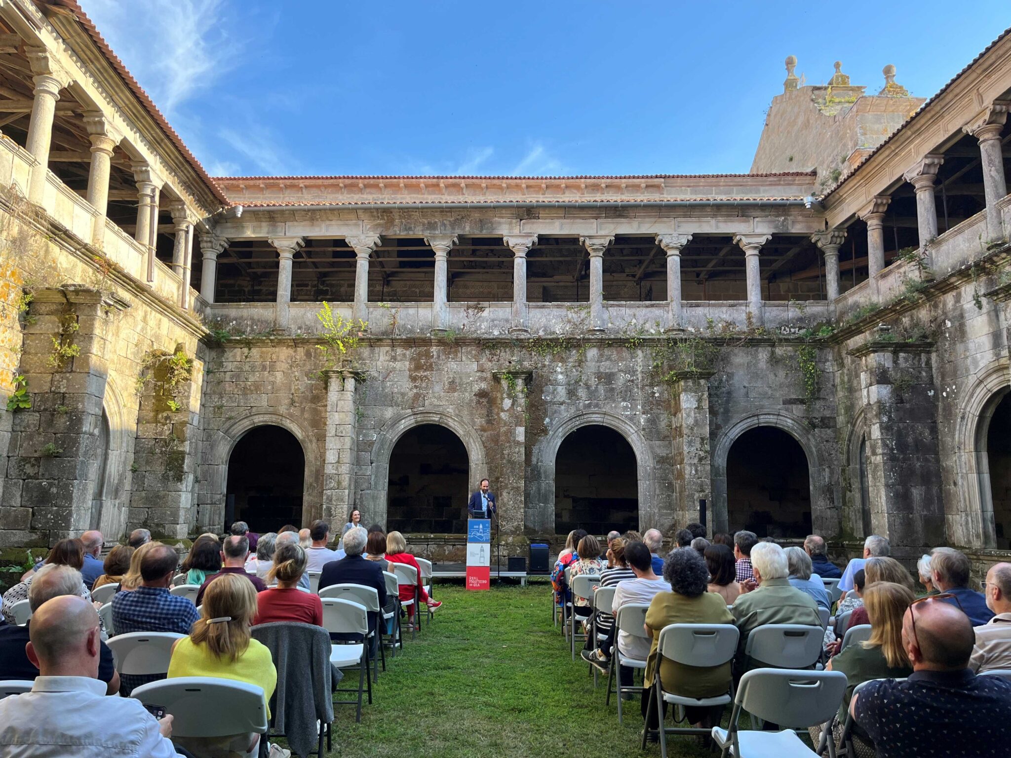 CARMEN MANSO RECIBE O V RECOÑECEMENTO MOSTEIRO DE OIA – Mosteiro de Oia